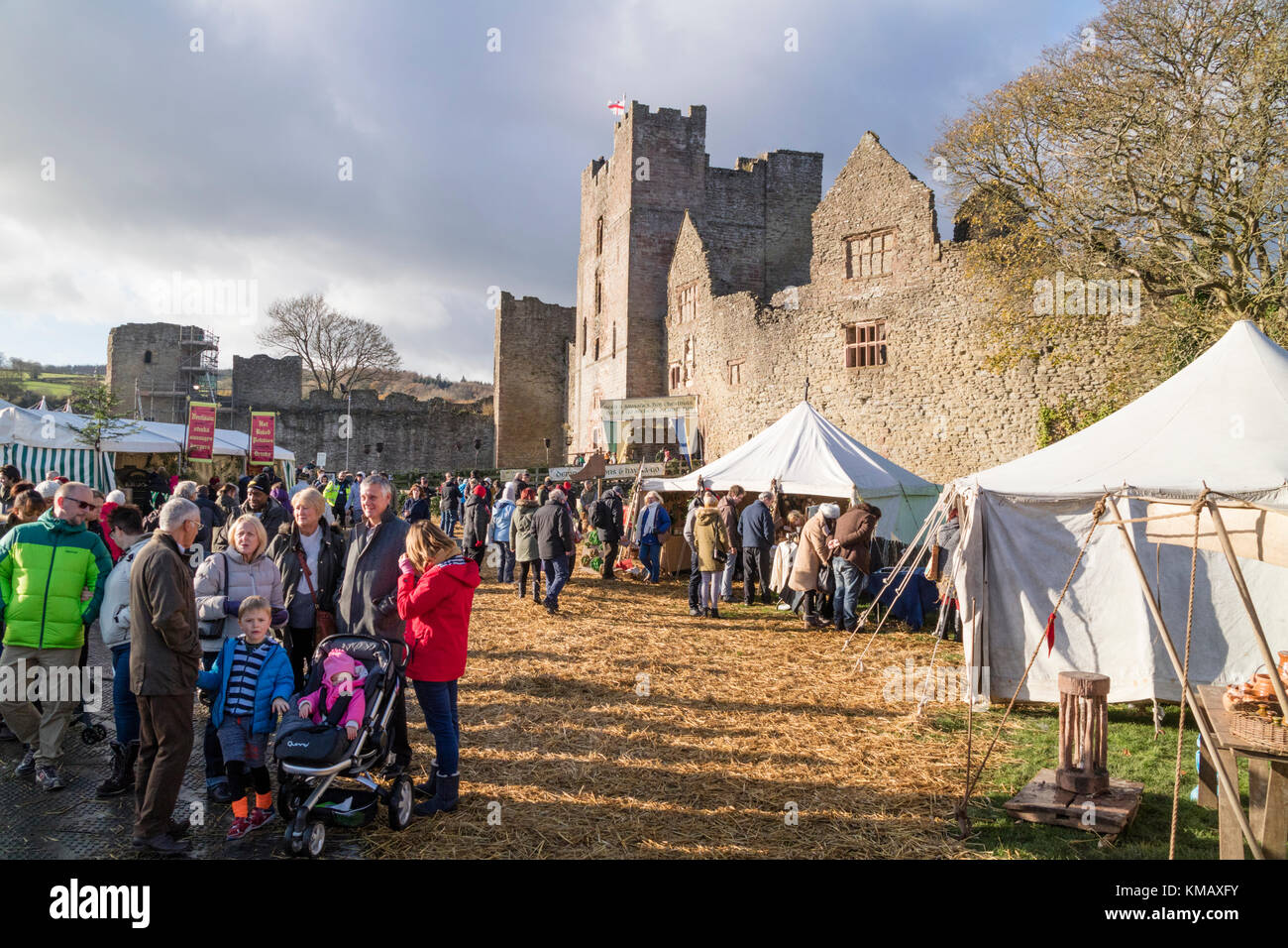 Medieval fair hi-res stock photography and images - Alamy