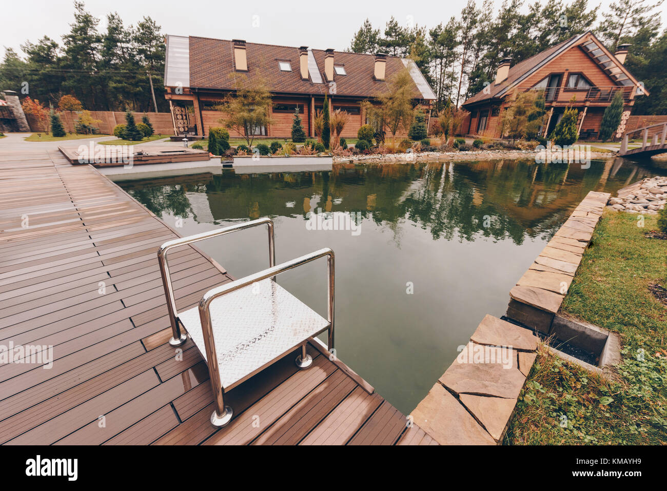 Pond and countryside cottages Stock Photo - Alamy