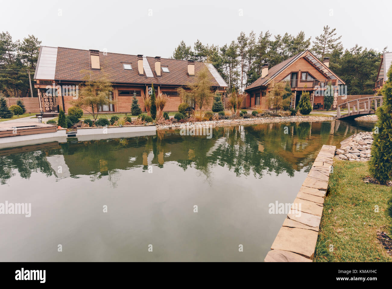 Pond and countryside cottages Stock Photo - Alamy