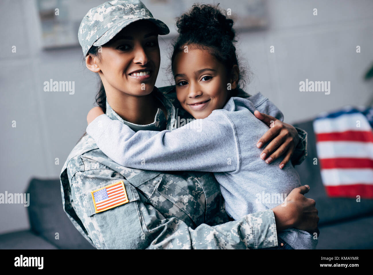 African military soldier hugging daughter hi-res stock photography and ...
