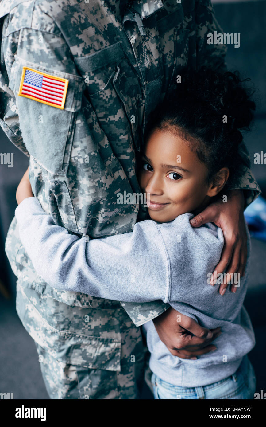 Soldier and family hugging hi-res stock photography and images - Alamy