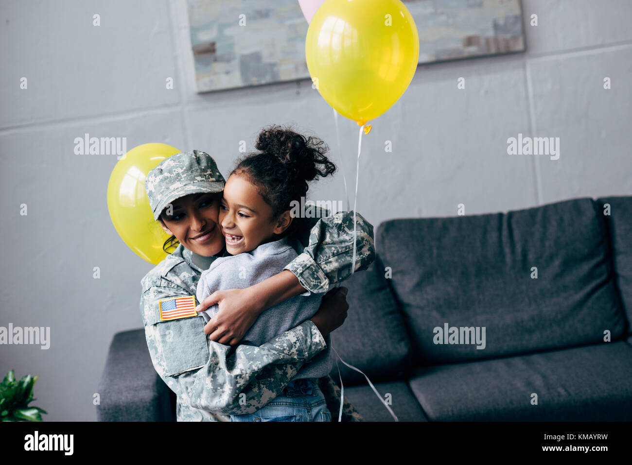 Family greeting soldier hi-res stock photography and images - Alamy