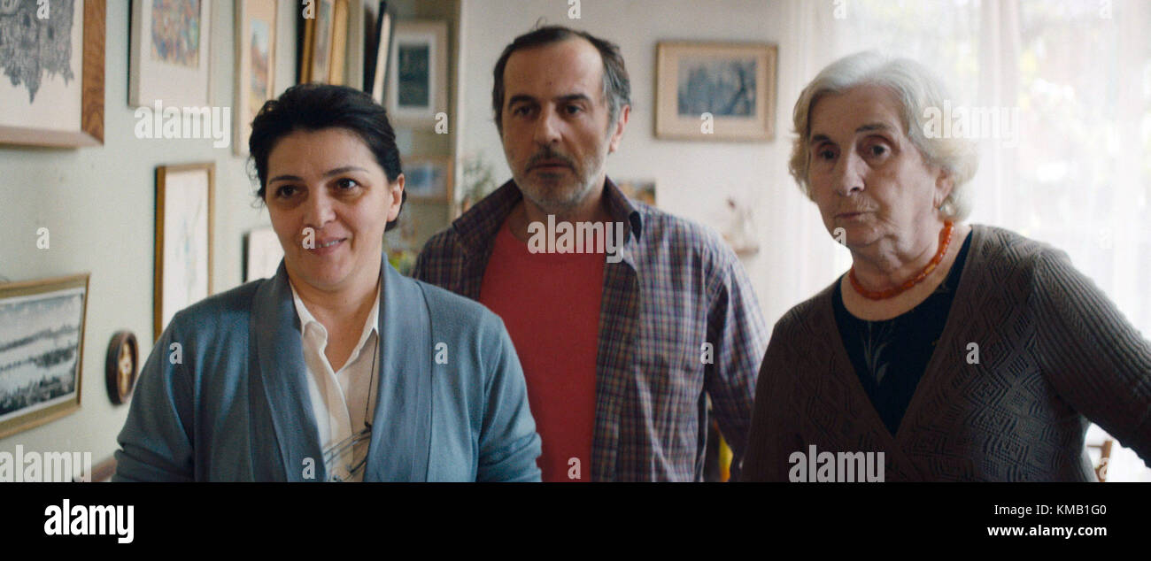 MY HAPPY FAMILY, (aka CHEMI BEDNIERI OJAKHI), from left: Ia ...