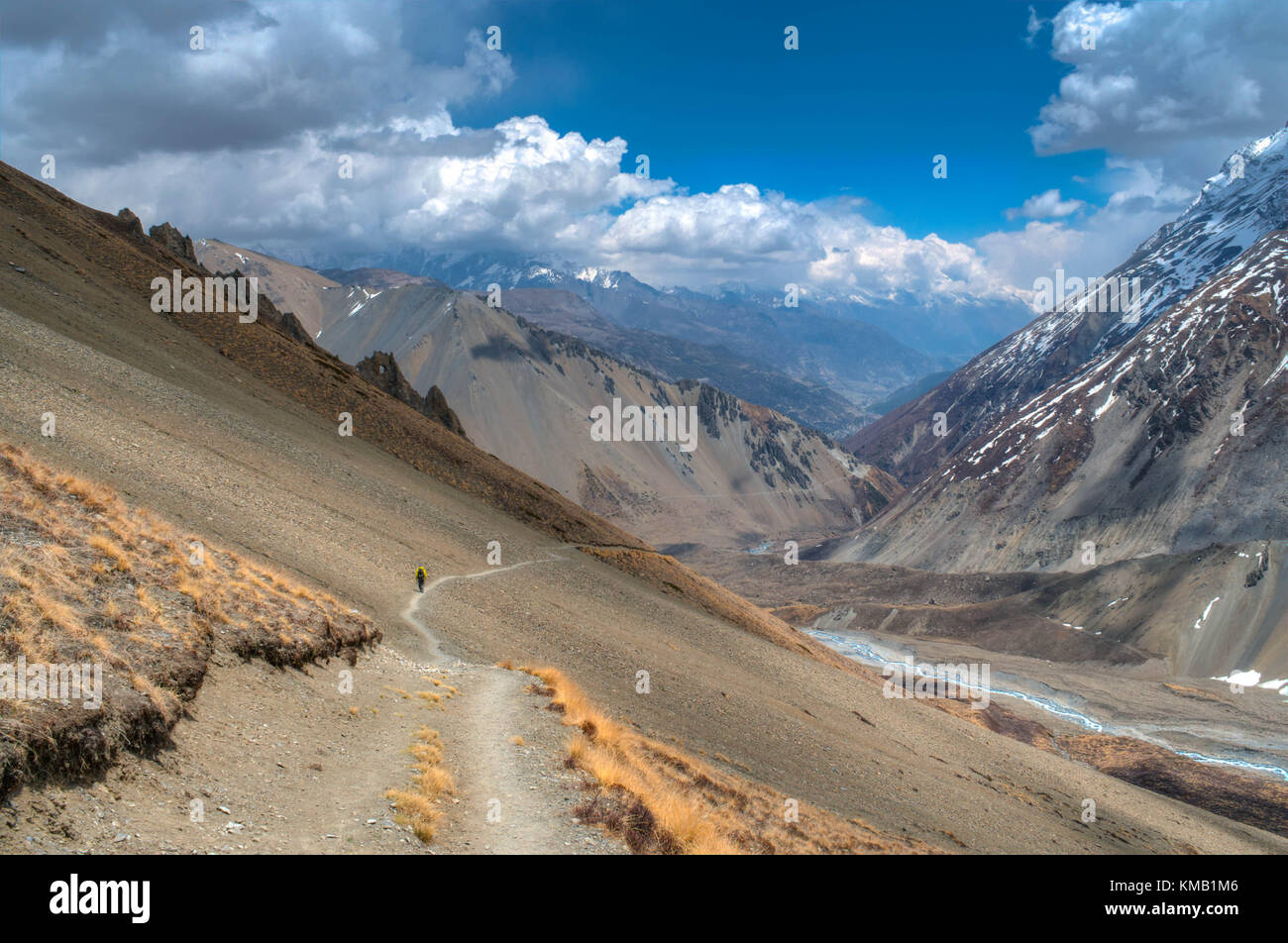 Trekking path in Himalayan mountains, Annapurna circuit, Nepal Stock ...
