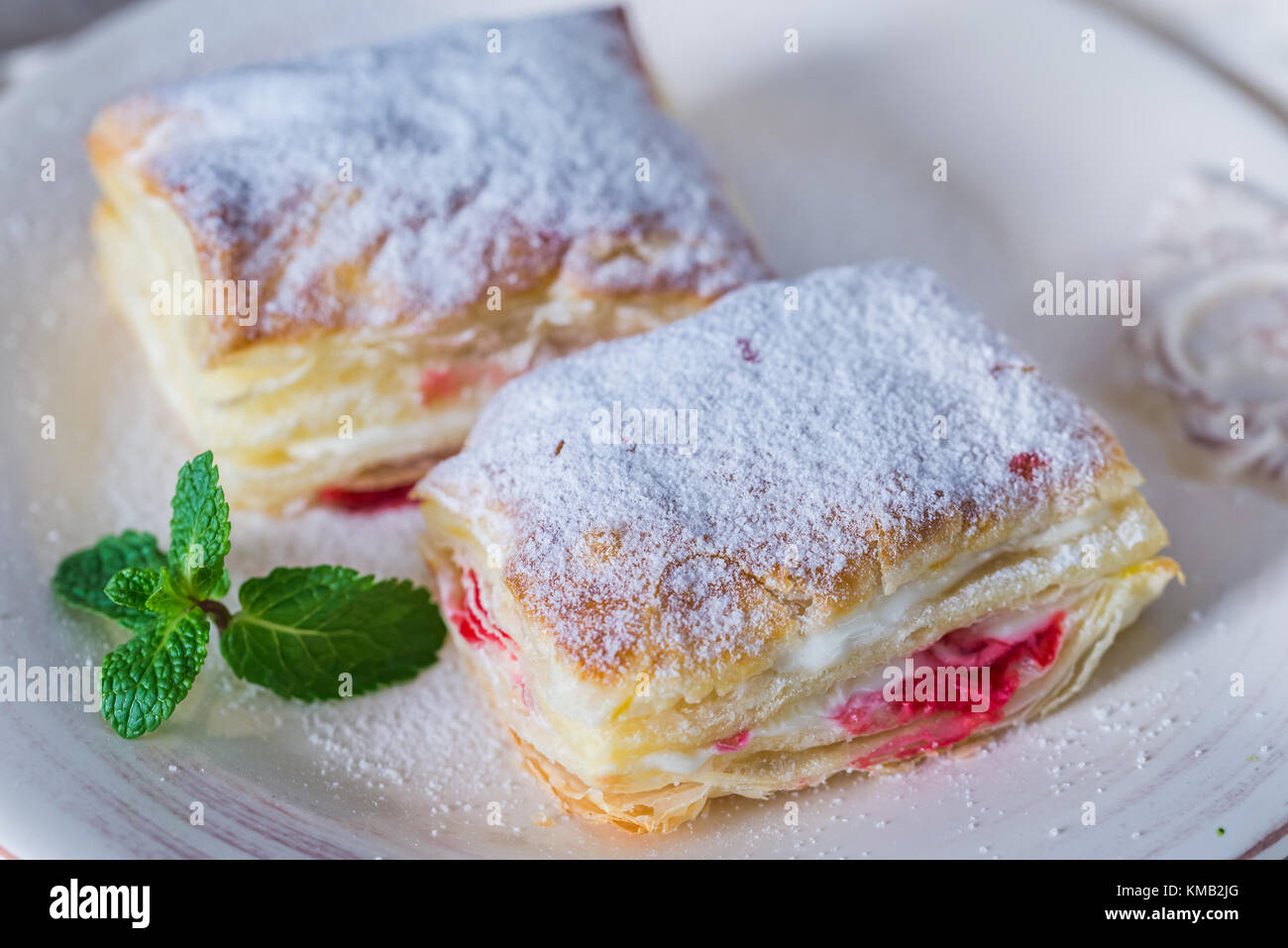 Mille feuille cake layers hi-res stock photography and images - Alamy