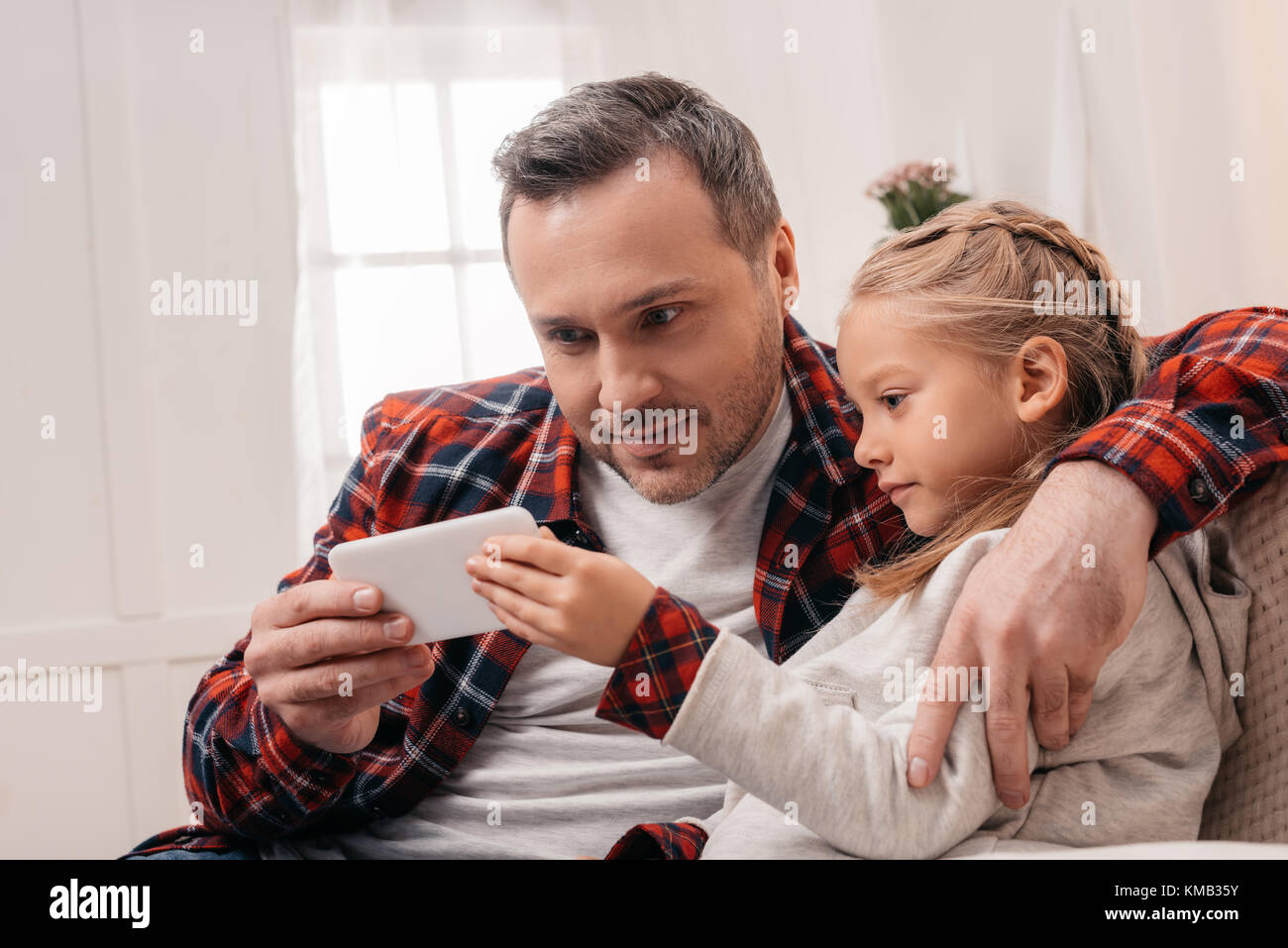 father and daughter using smartphone Stock Photo - Alamy