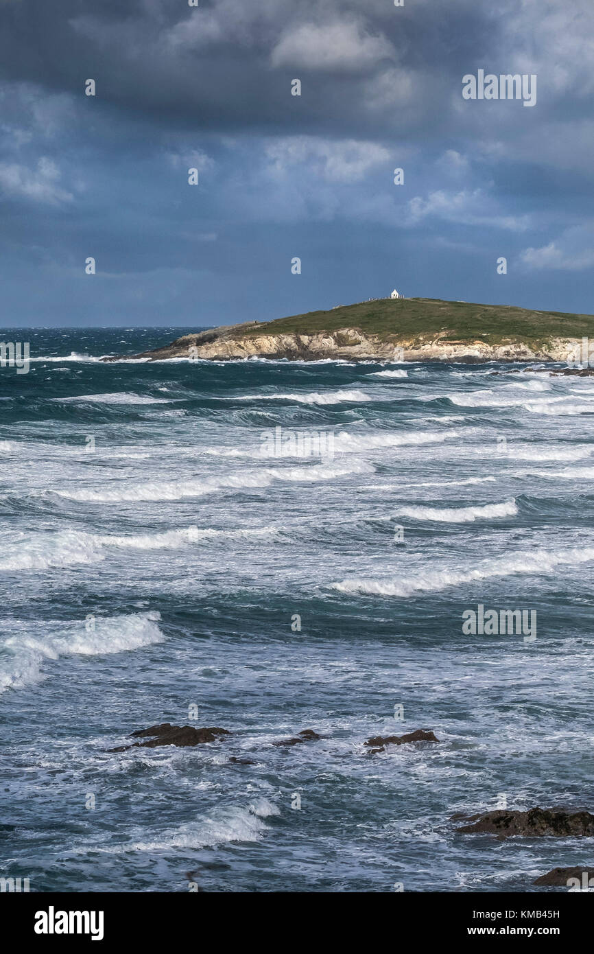 Incoming tide at Fistral in Newquay Cornwall Stock Photo - Alamy