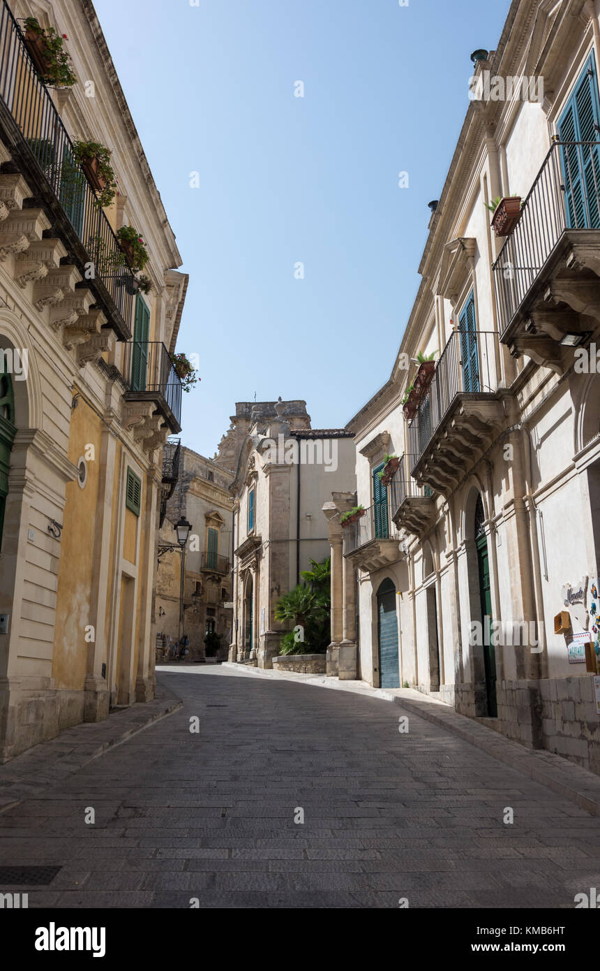Ragusa, Italia - September 2, 2017: Narrow scenic street in Ragusa ...