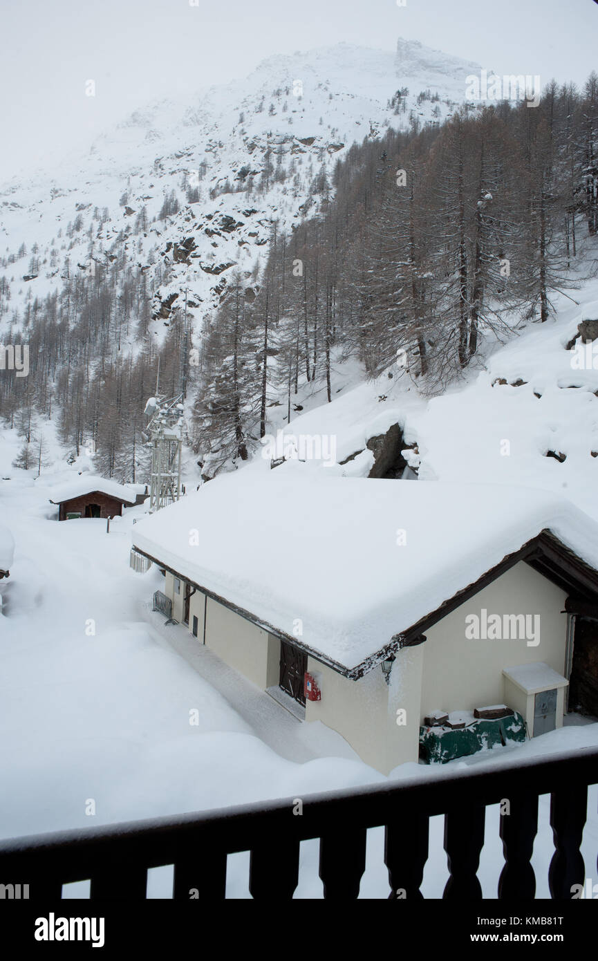 High snow on the houses roof of a valley viewpoint. Pont, Valsavarenche ...