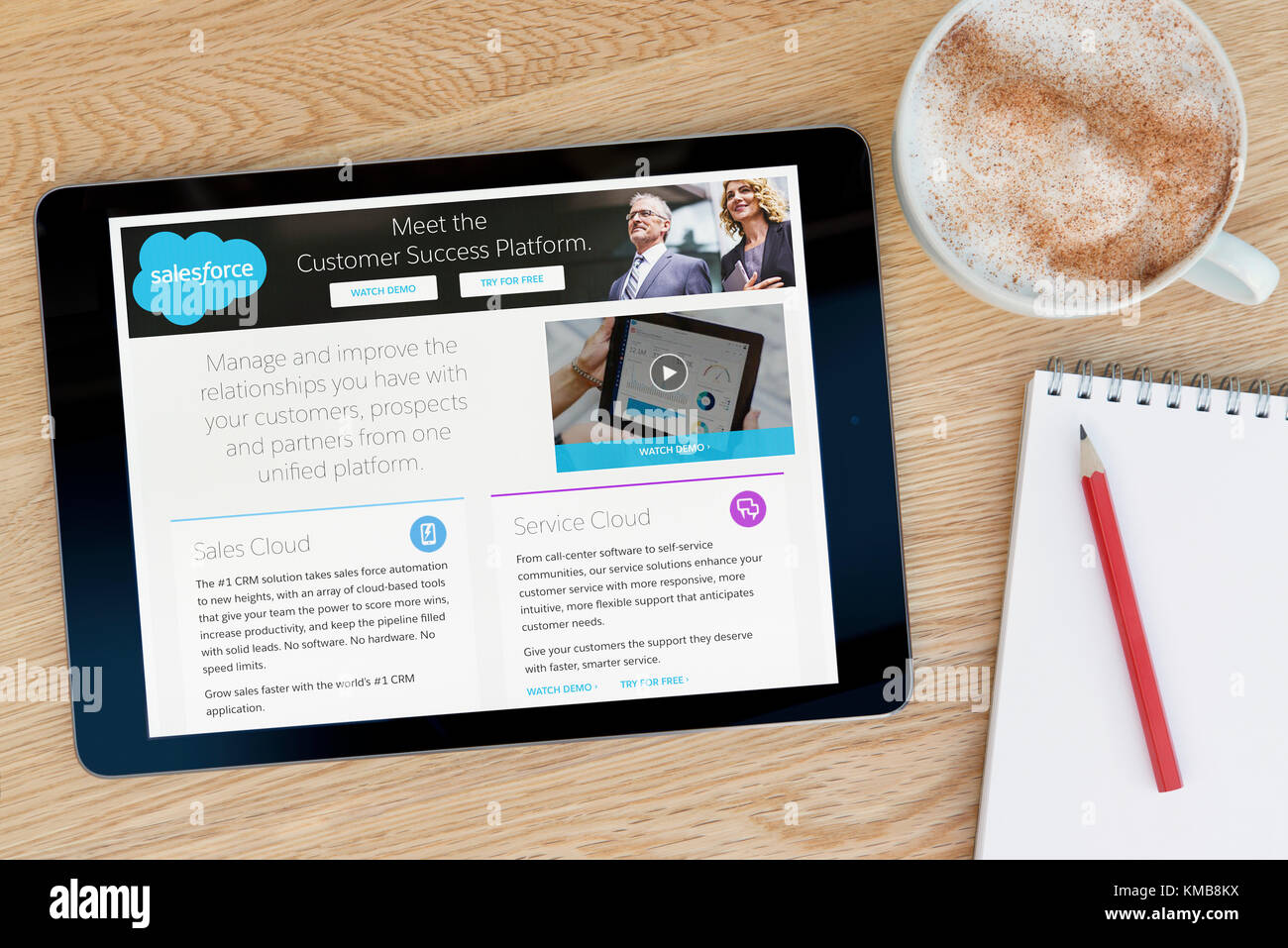 Webpage tablet screen hi-res stock photography and images - Alamy