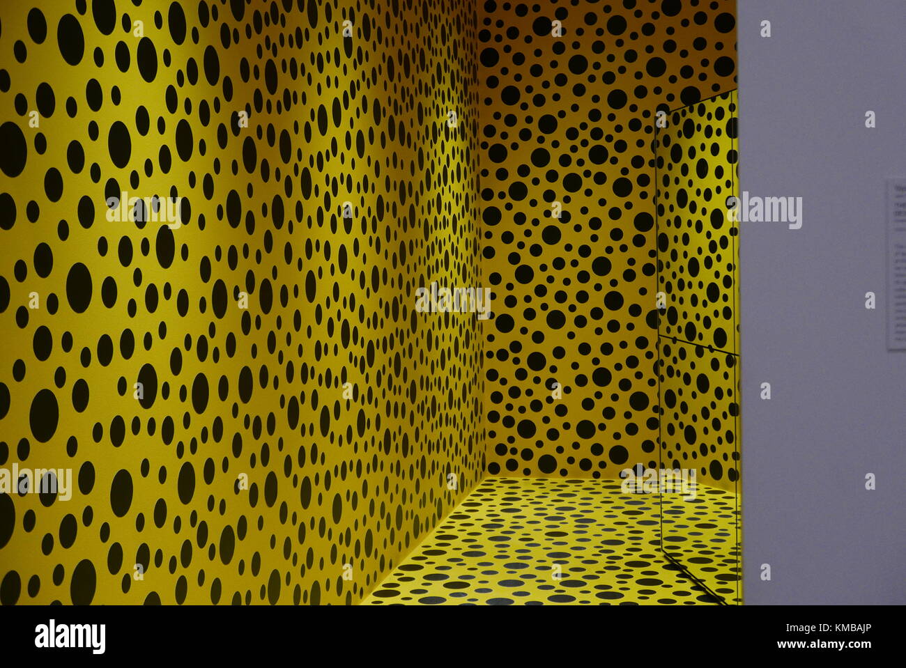 yellow poker dot room Stock Photo - Alamy