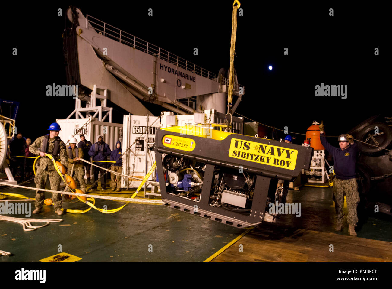 Sailors assigned to Undersea Rescue Command (URC) deploy an underwater ...