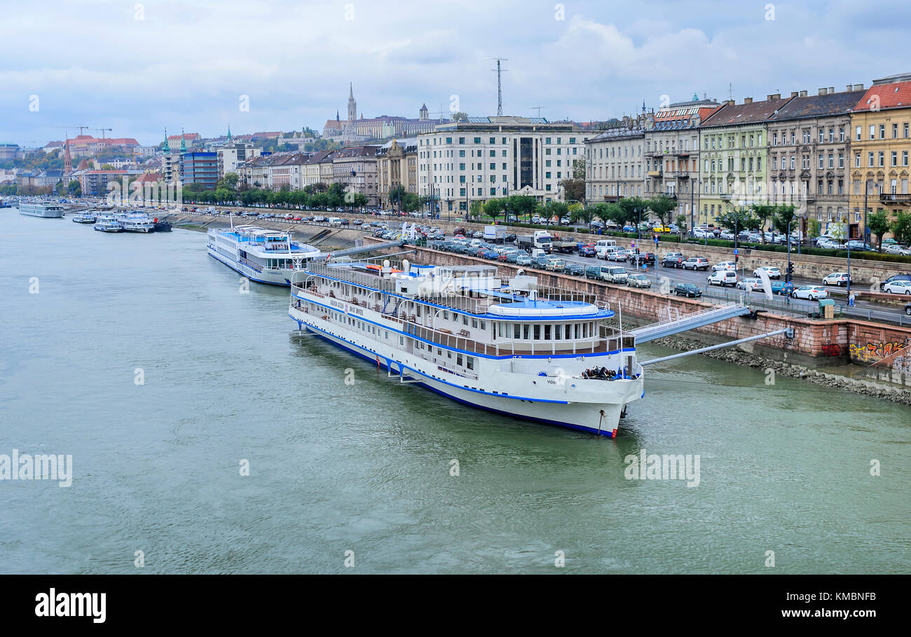 Historic building danube river city hi-res stock photography and images ...