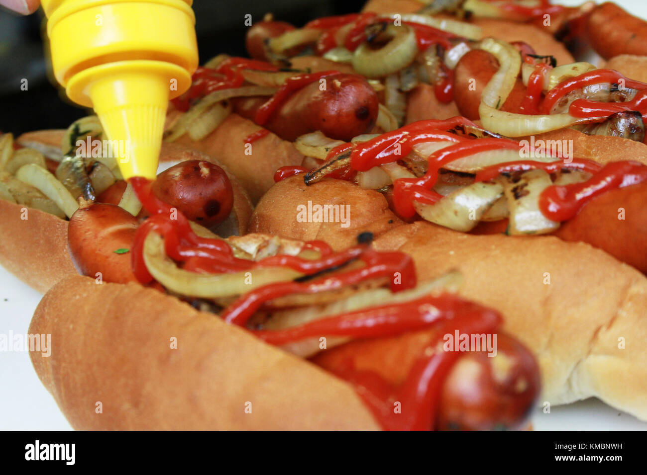 making hot dogs Stock Photo - Alamy