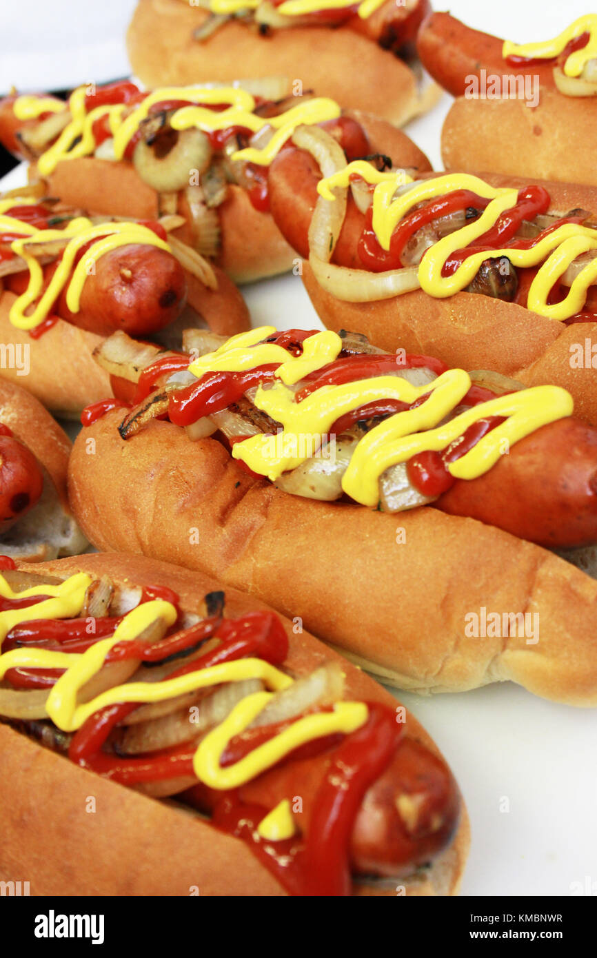 making hot dogs Stock Photo - Alamy