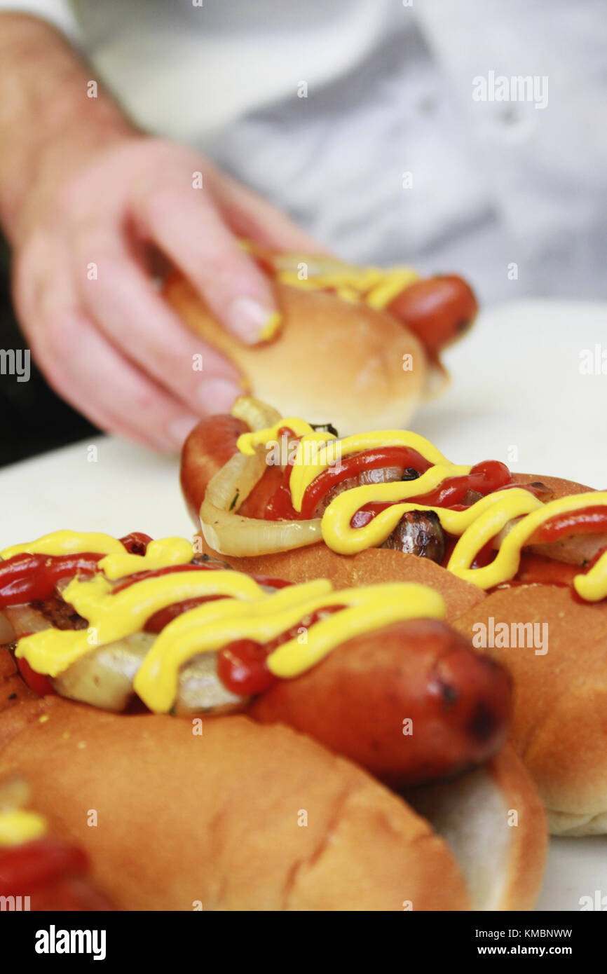 making hot dogs Stock Photo - Alamy