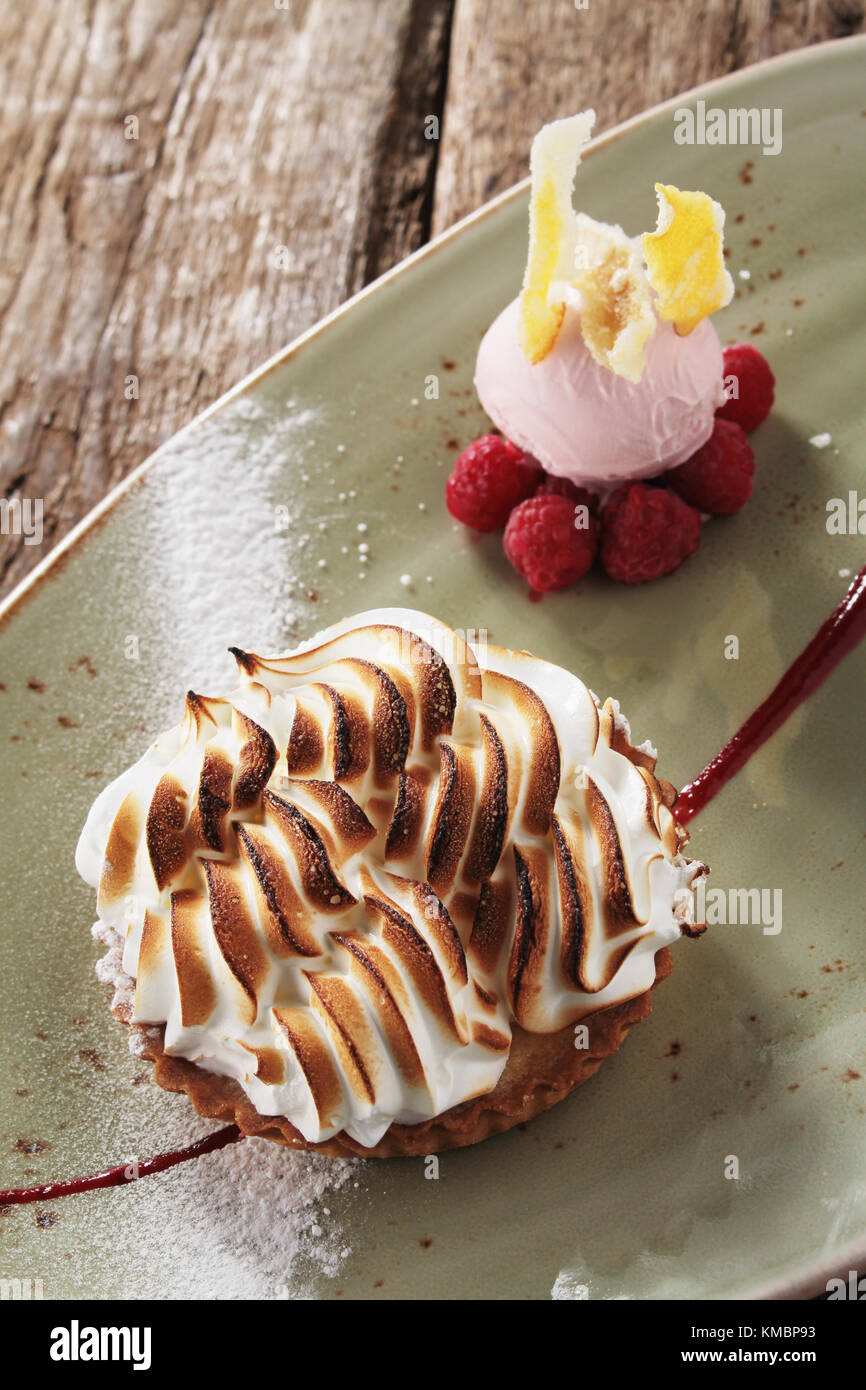 raspberry meringue dessert Stock Photo - Alamy