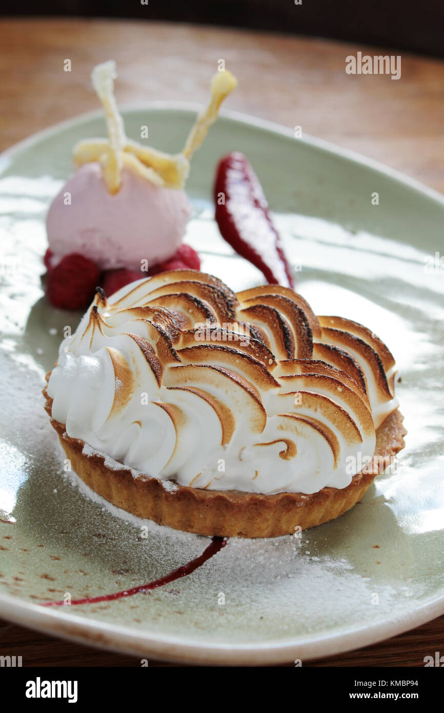 raspberry meringue dessert Stock Photo - Alamy