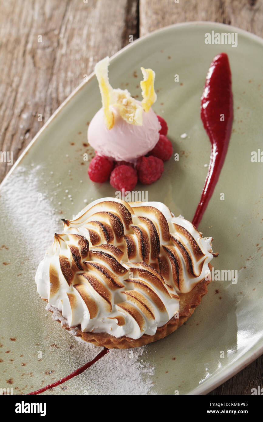 raspberry meringue dessert Stock Photo - Alamy