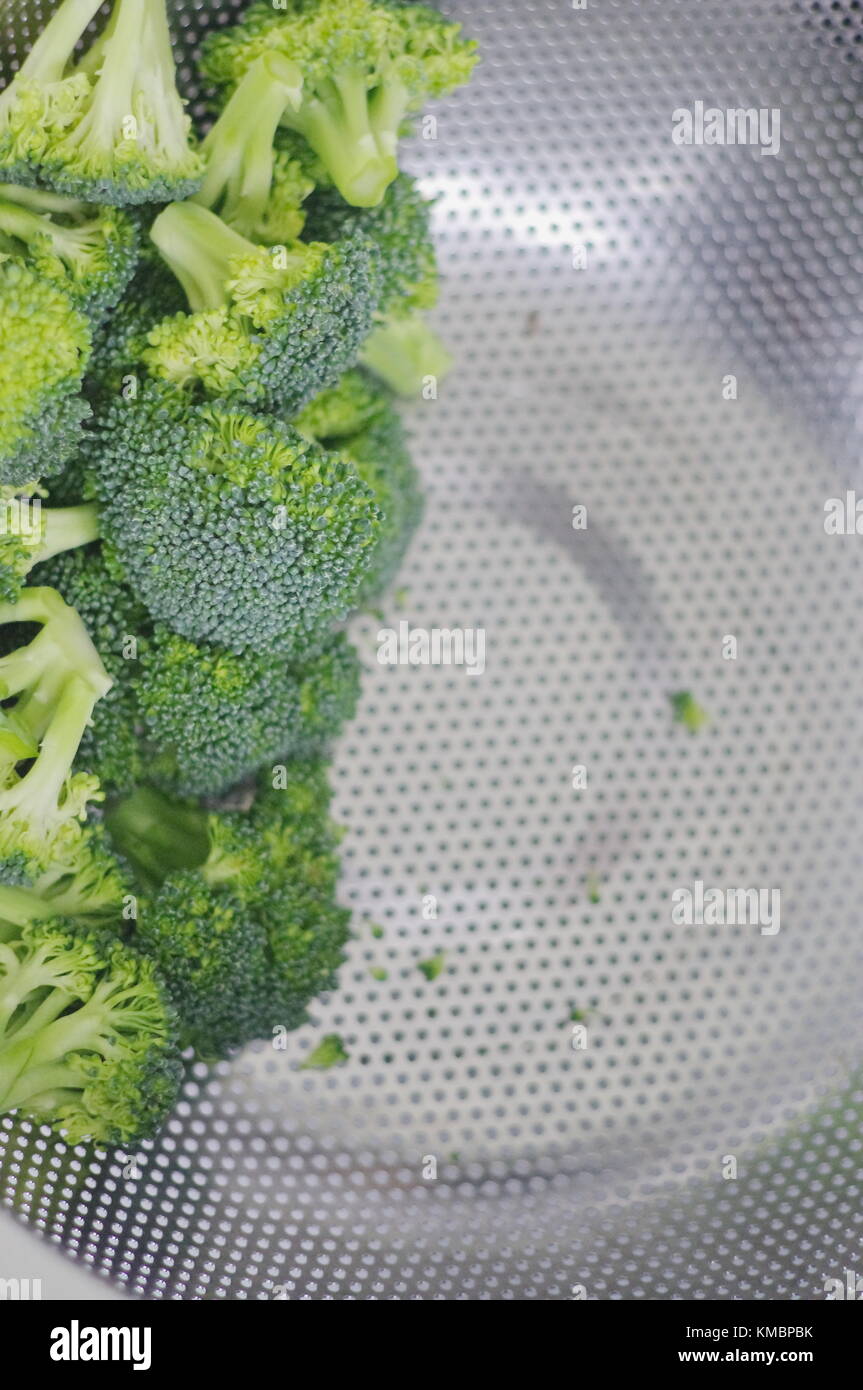 Broccoli in a steamer closeup Stock Photo - Alamy