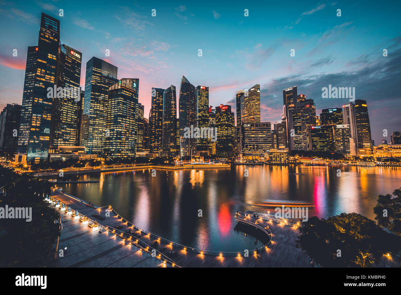 Classic shot of Singapore Skyline during sunset Stock Photo - Alamy