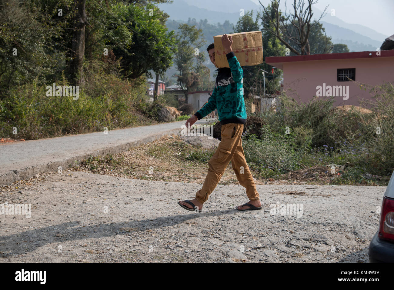A man carrying a heavy load on his shoulder Stock Photo - Alamy
