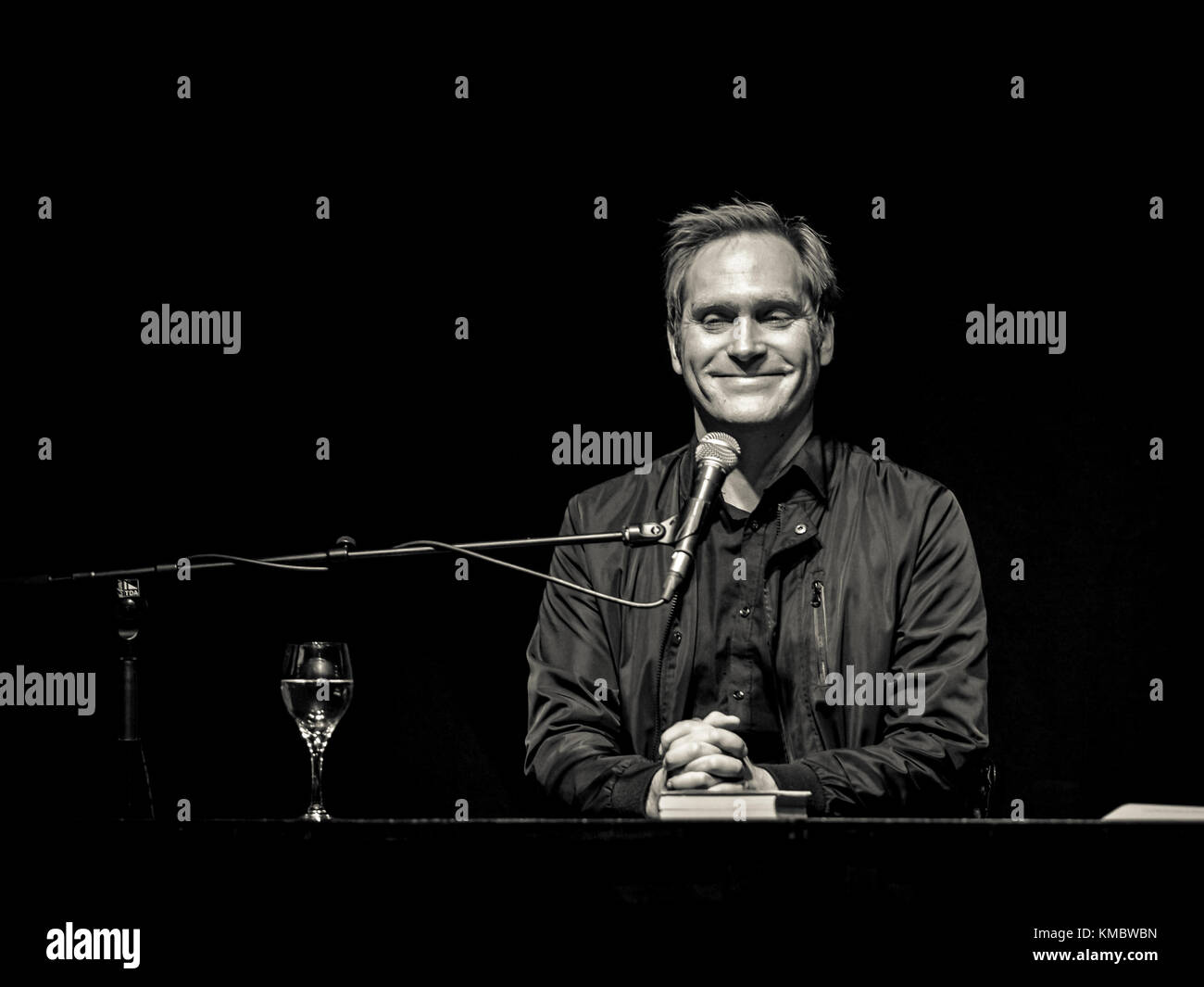 1live hi-res stock photography and images - Alamy