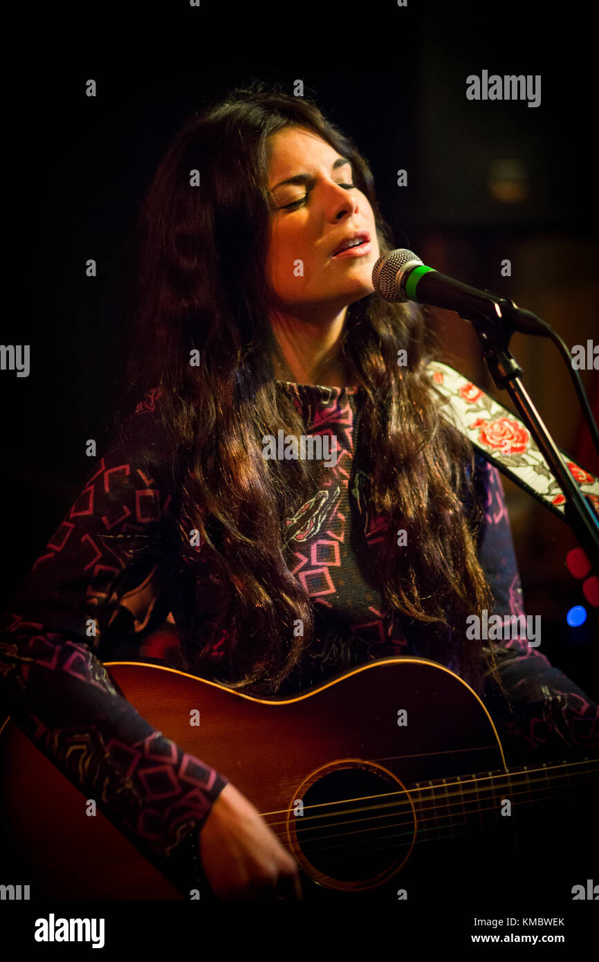 Whitney rose singer hi-res stock photography and images - Alamy