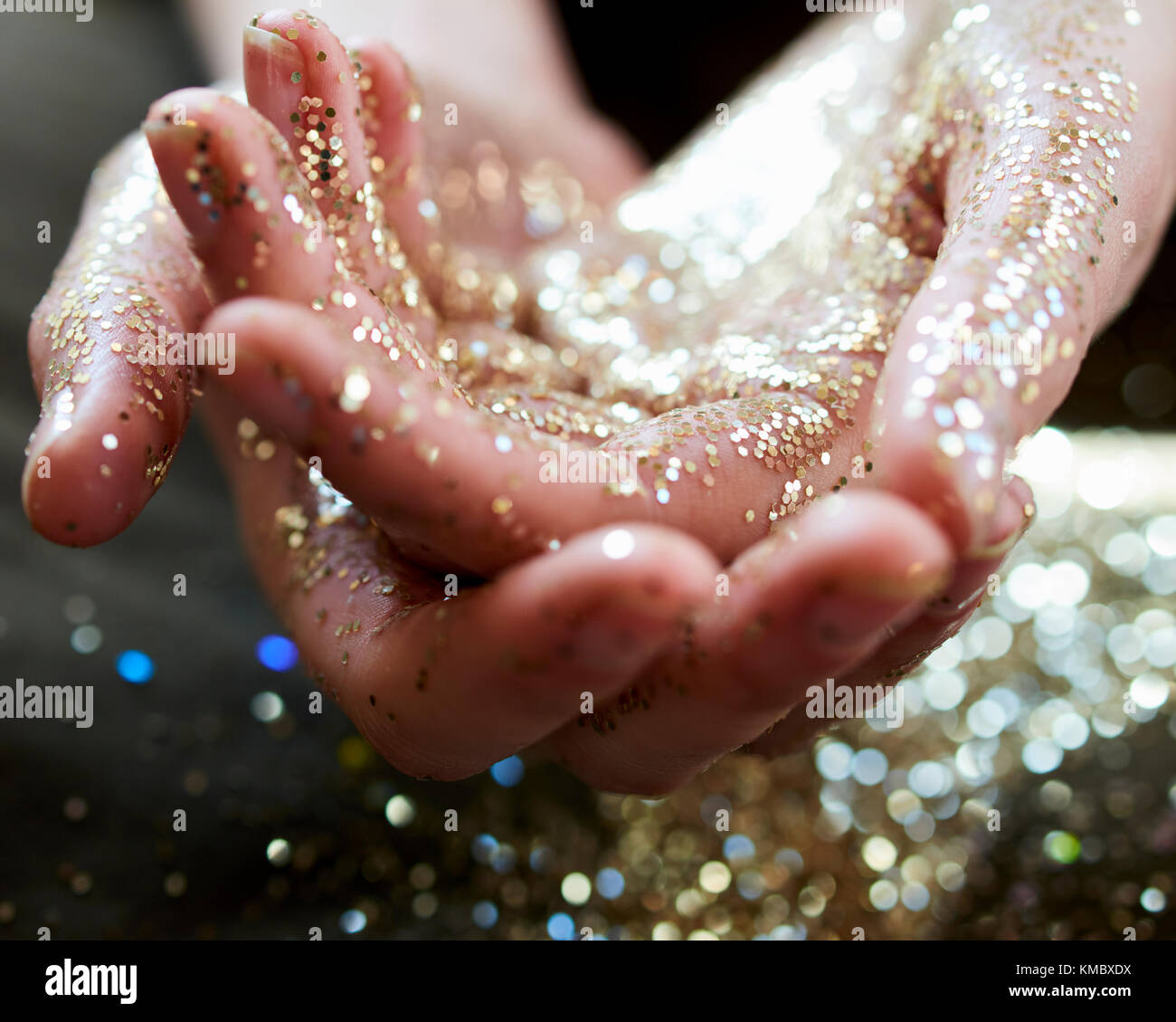 Cupping hand hi-res stock photography and images - Alamy
