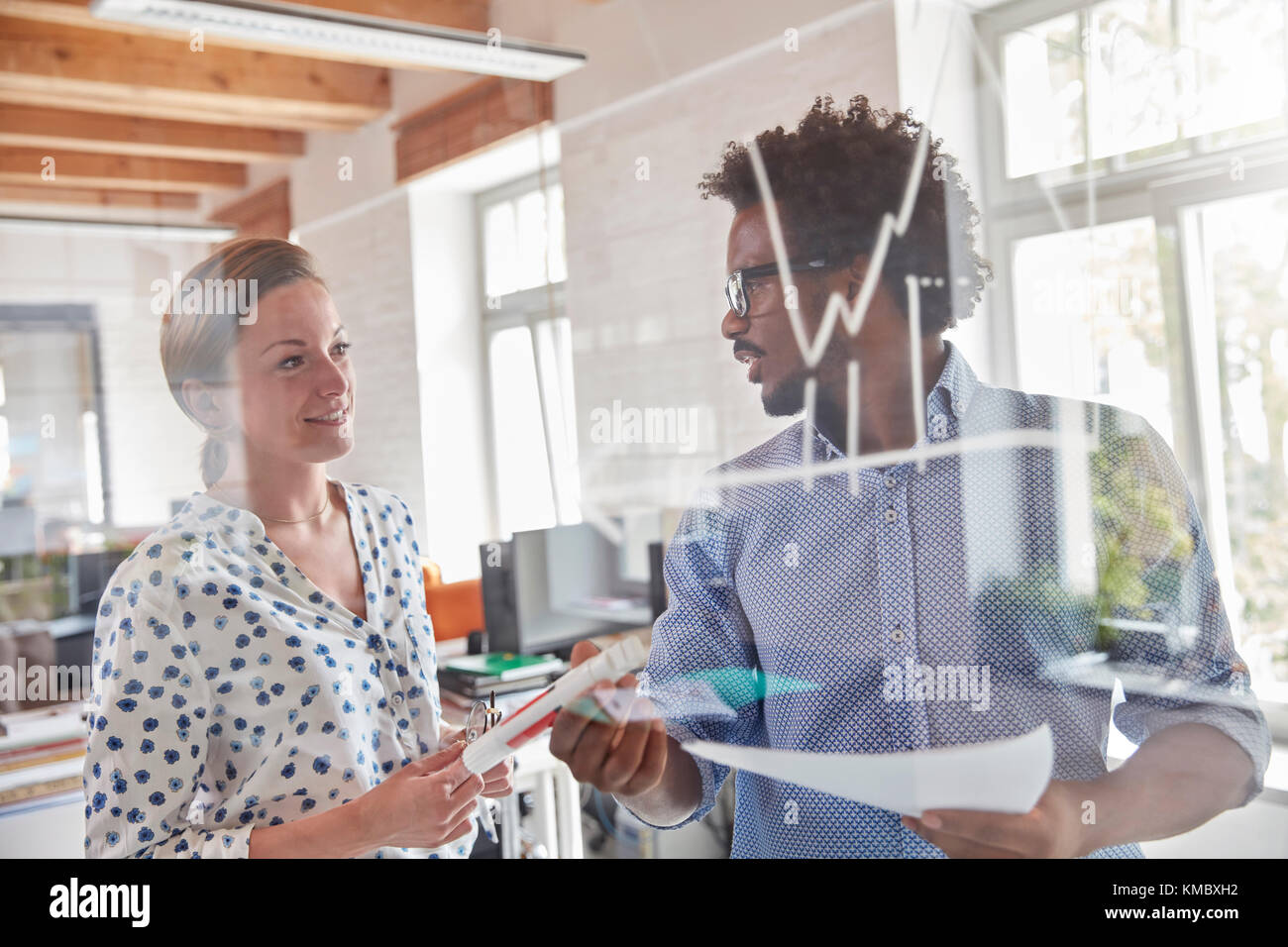 African women office graph hi-res stock photography and images - Alamy