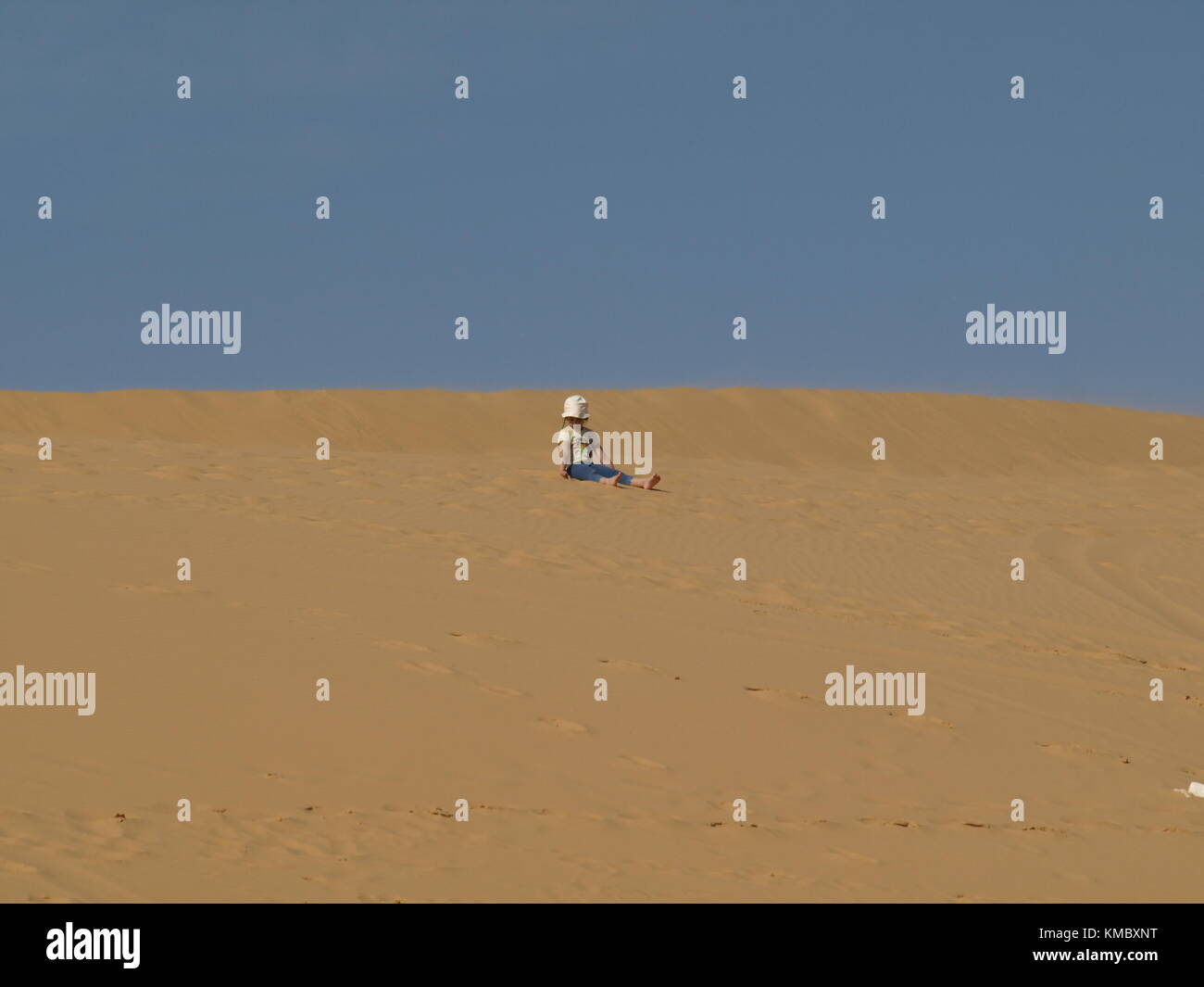 Sitting on desert sand hi-res stock photography and images - Alamy