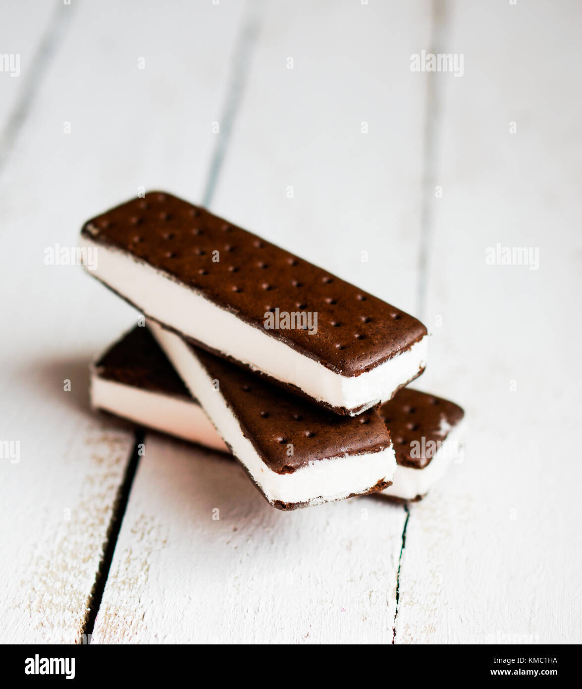 Eating ice cream sandwiches hi-res stock photography and images - Alamy