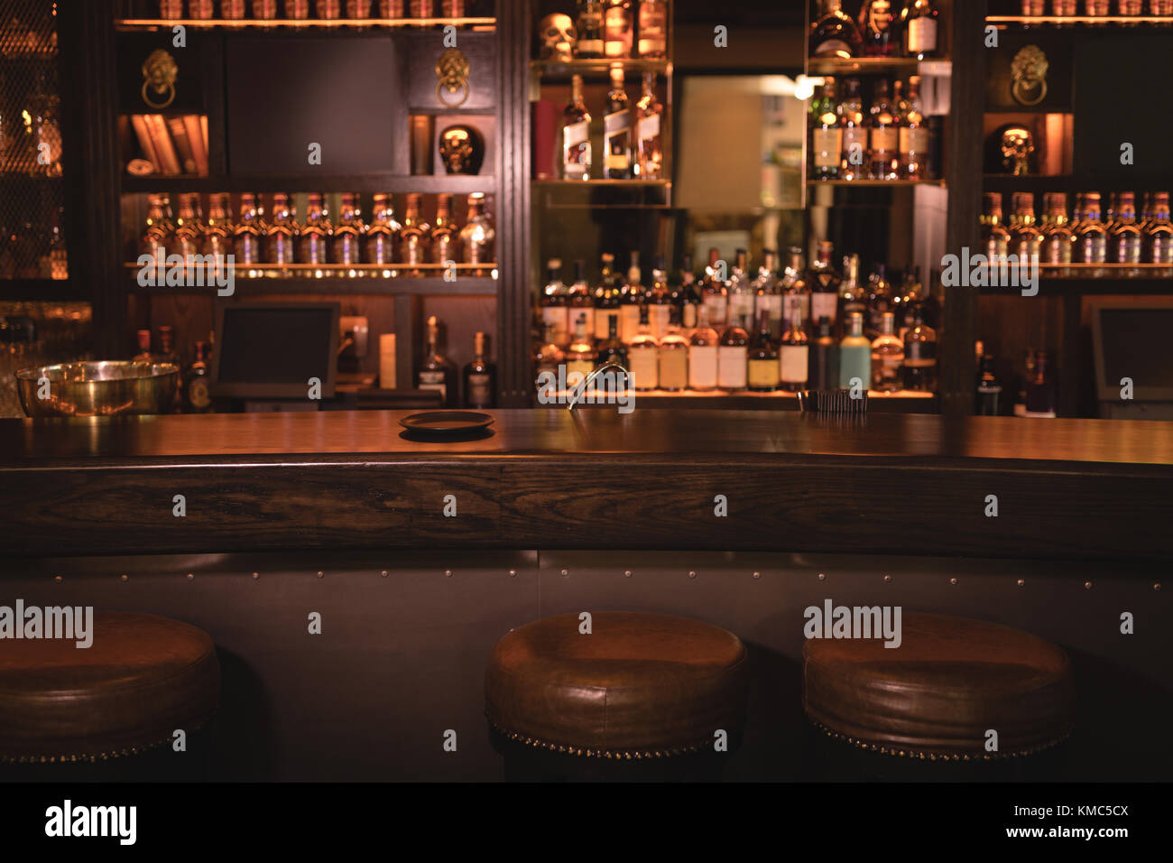 Empty bar counter hi-res stock photography and images - Alamy