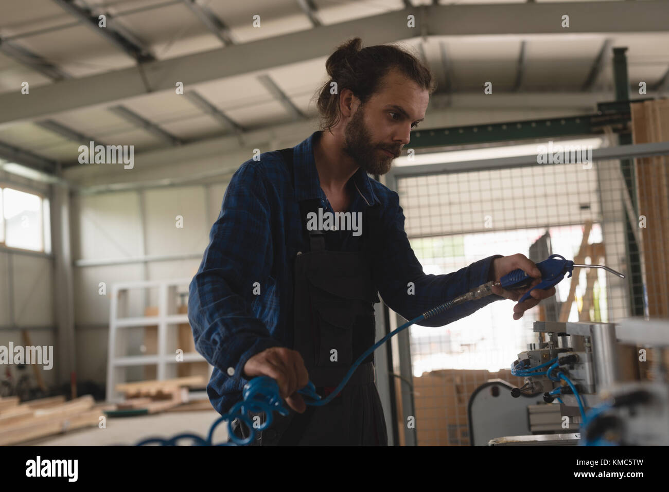 Mechanic working in garage Stock Photo - Alamy