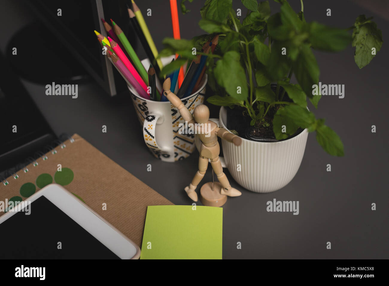 Office desk plant hi-res stock photography and images - Alamy