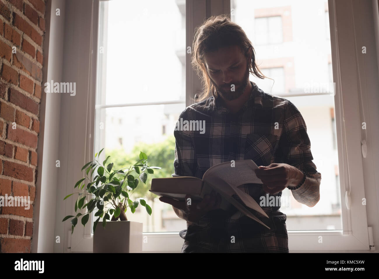 Standing man reading book hi-res stock photography and images - Alamy
