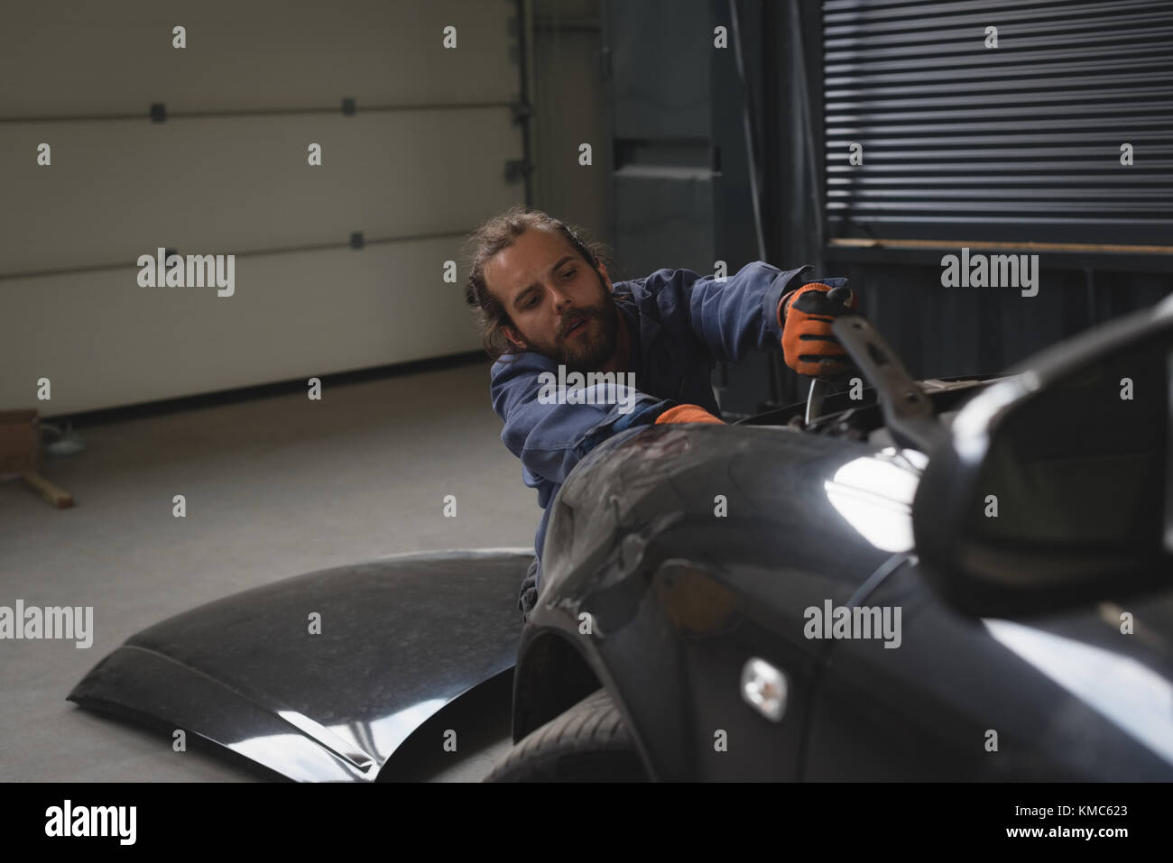 Mechanic examining the car at car repairing workshop hi-res stock ...