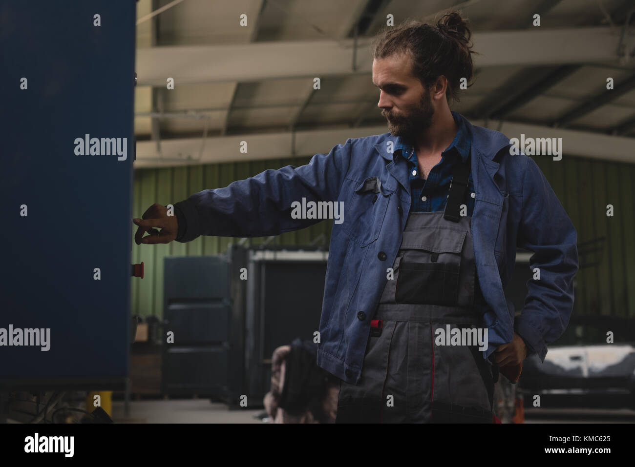 Operating machine hi-res stock photography and images - Alamy