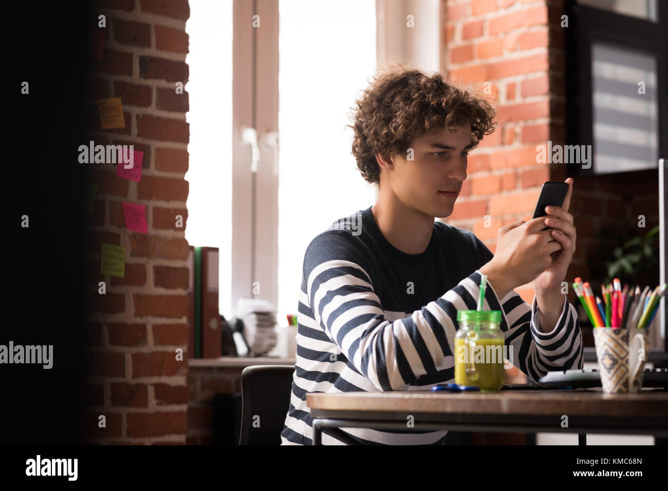 Artist using smart phone hi-res stock photography and images - Alamy
