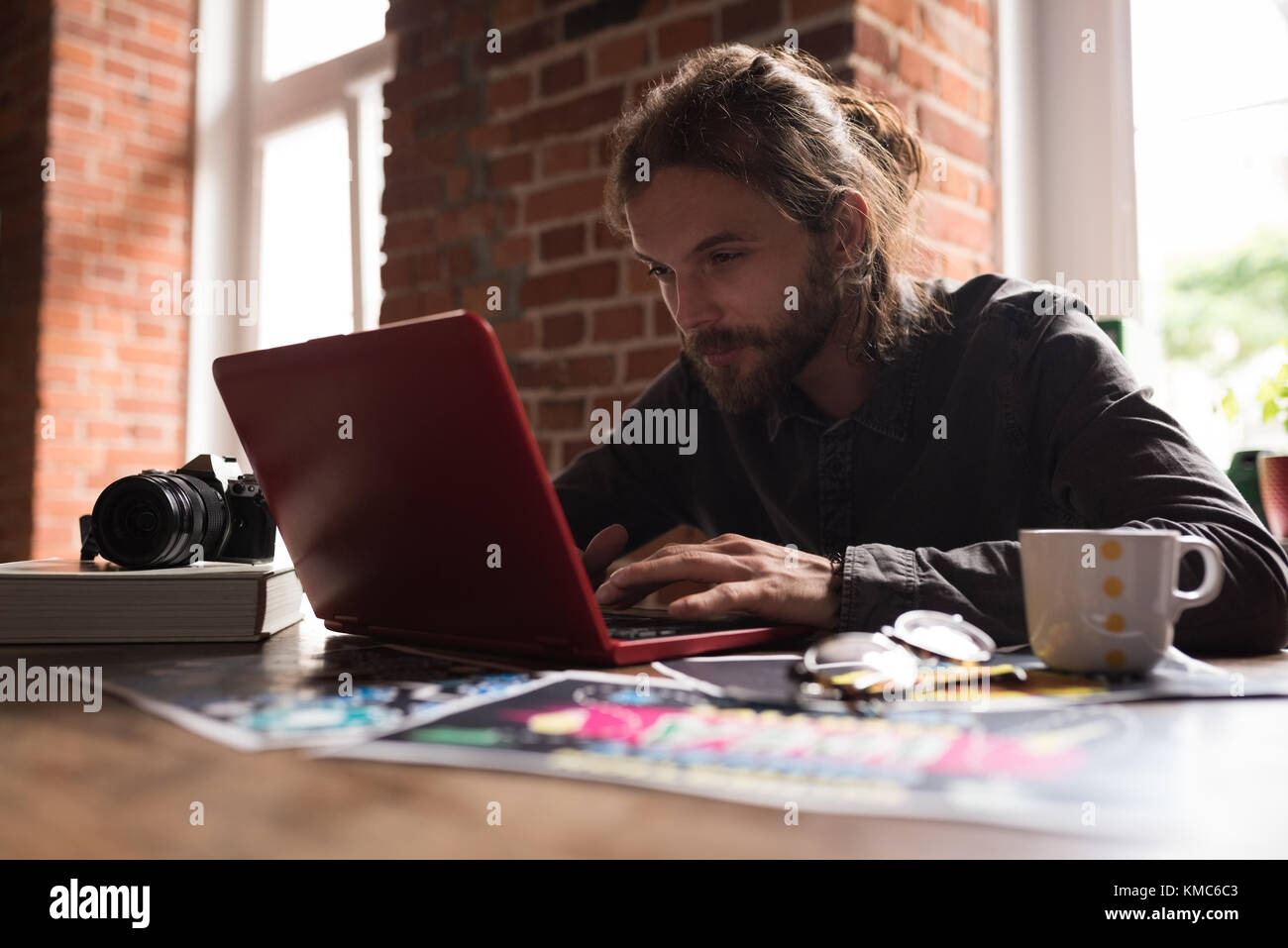 Black male graphic designer hi-res stock photography and images - Alamy