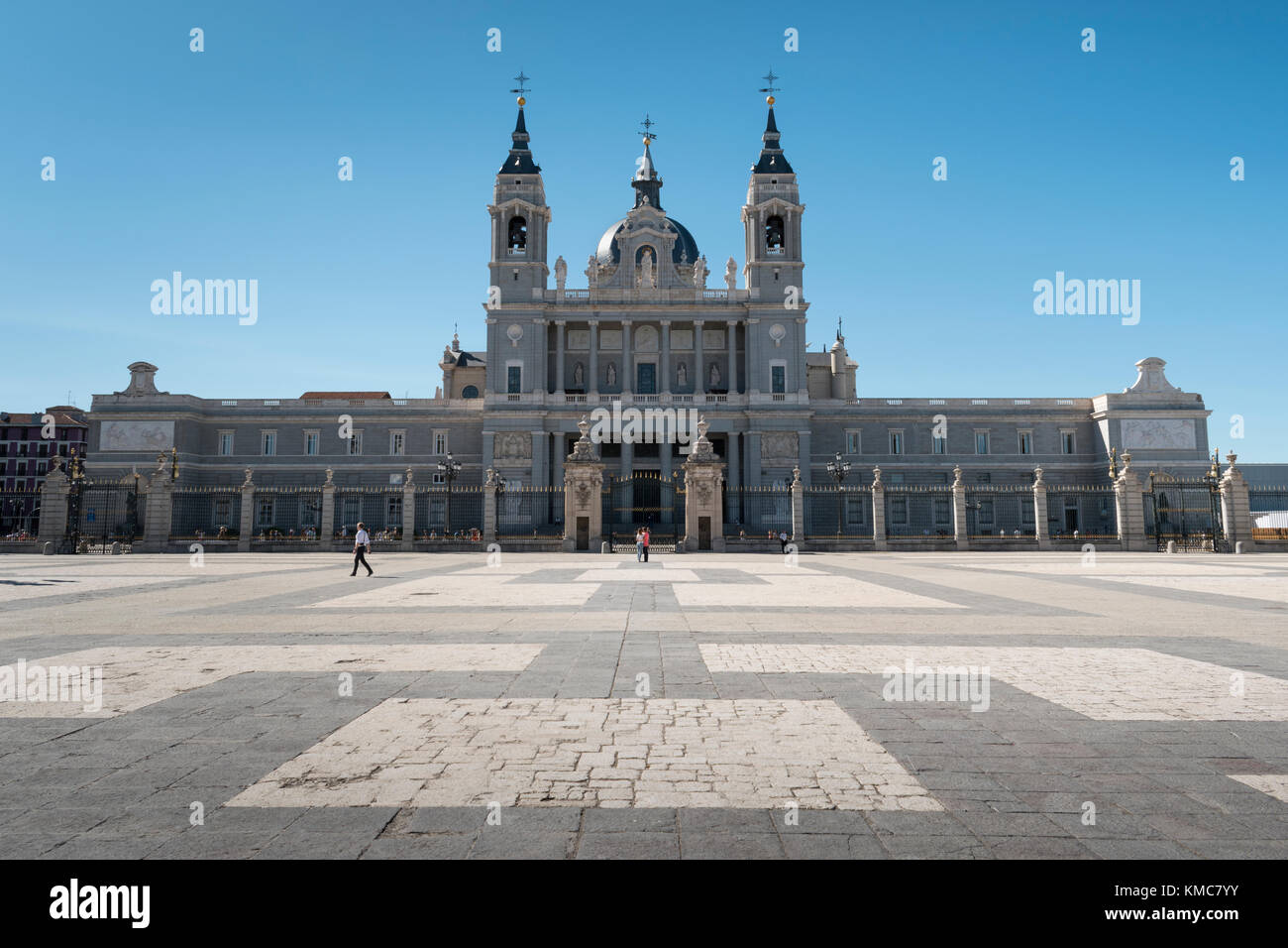 Almudena cathedral catedral de santa hi-res stock photography and ...