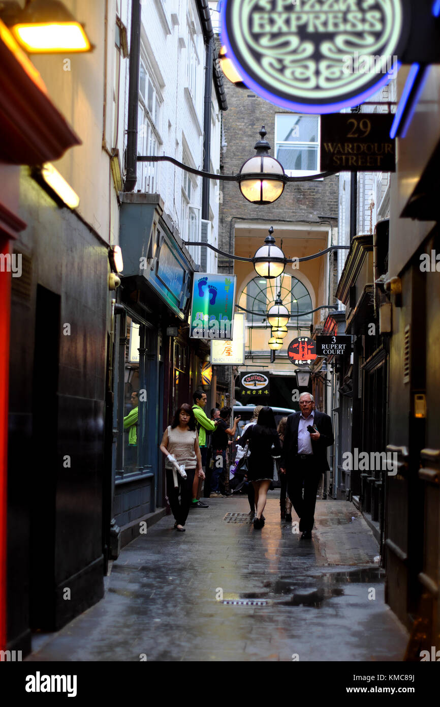 Alleyway in Chinatown, Soho, London, England, UK Stock Photo - Alamy