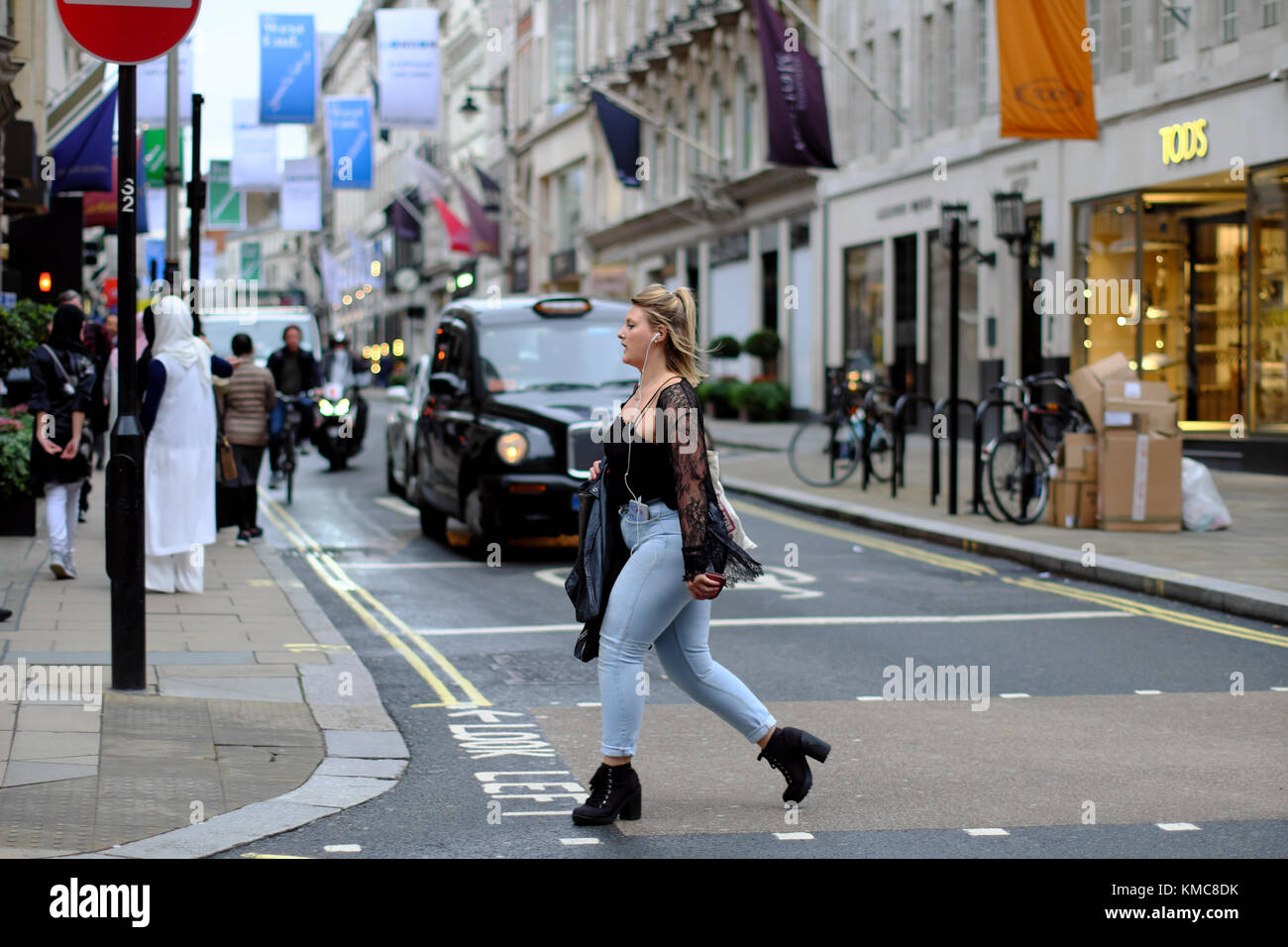 Walking across road hi-res stock photography and images - Alamy
