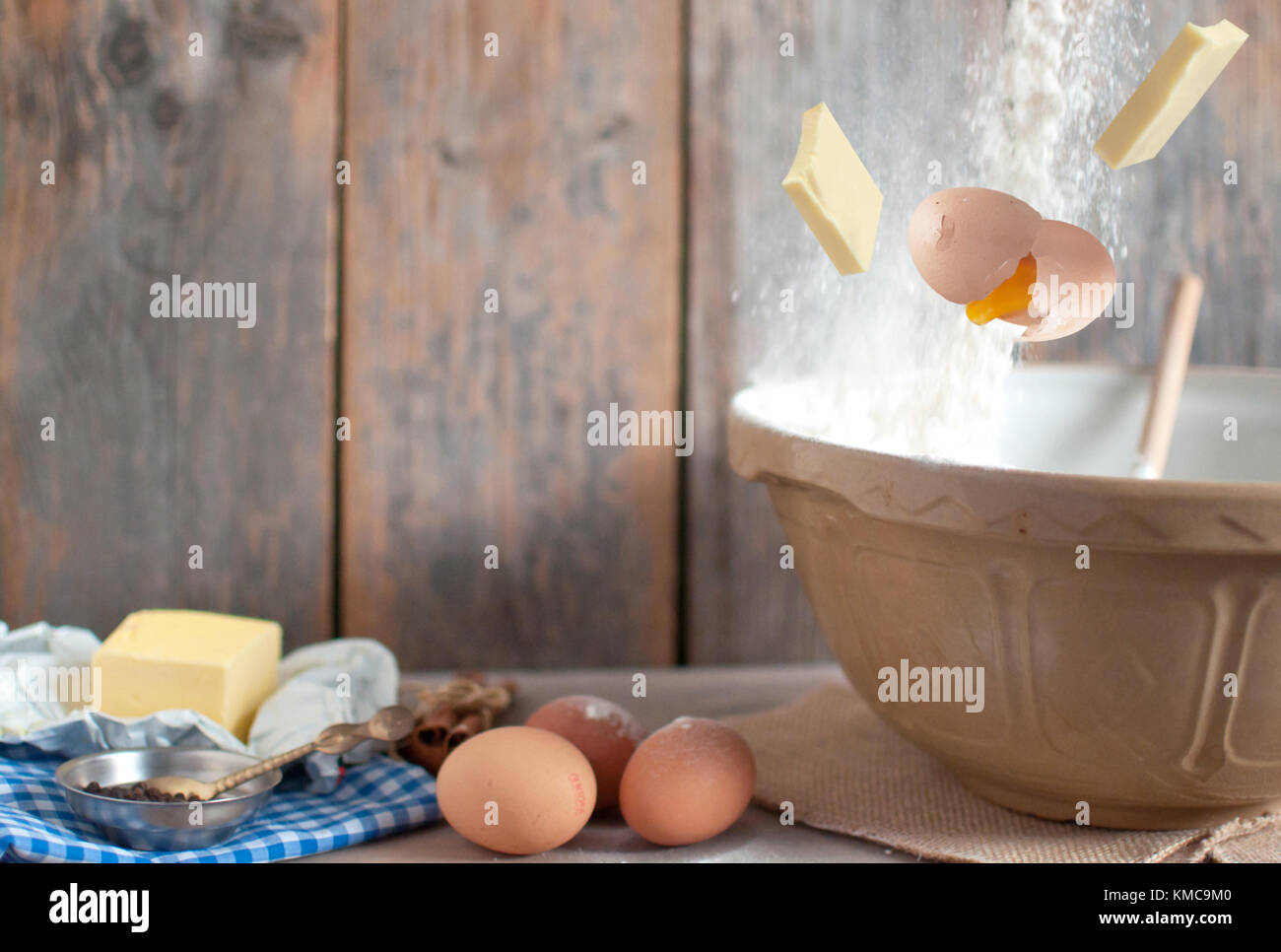 Eggs flour butter falling hi-res stock photography and images - Alamy