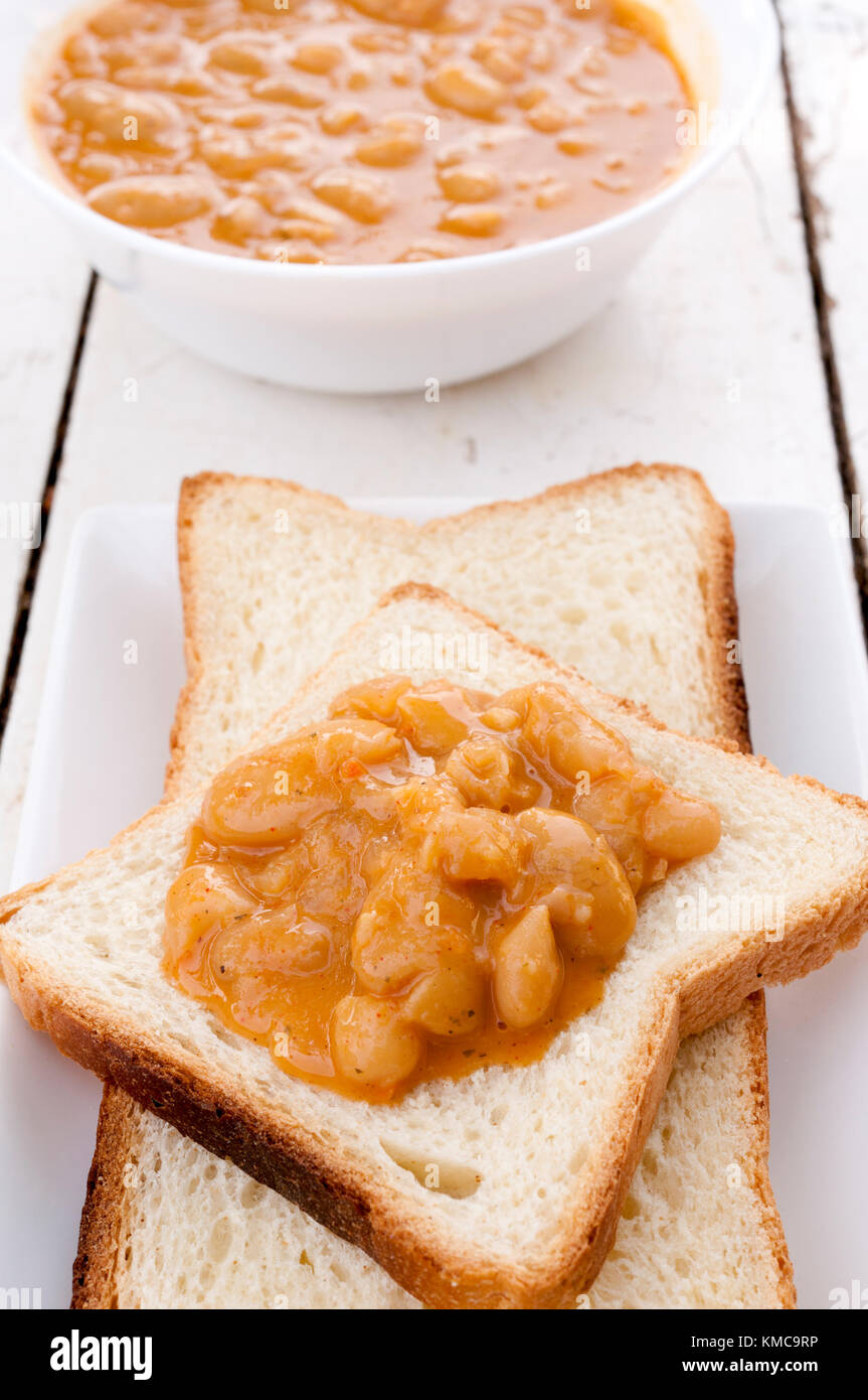 Cooked bean on the toast bread Stock Photo - Alamy