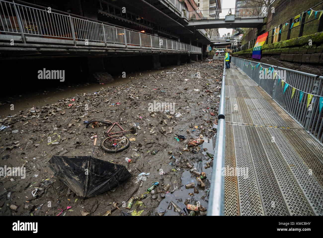 Rochdale Canal at Deansgate Locks Being Drained Of Rubbish And Litter ...