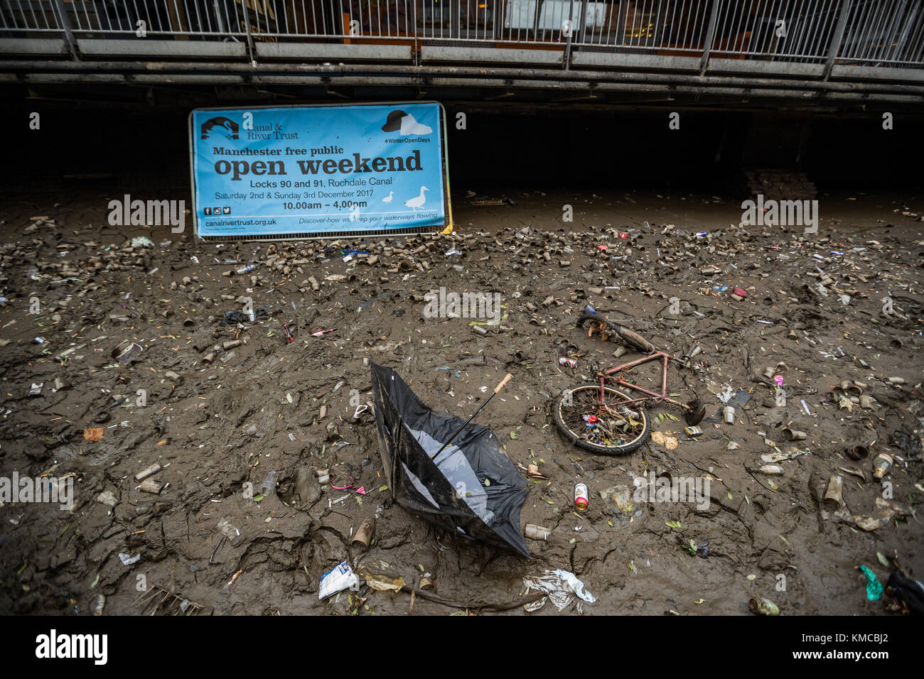 Rochdale Canal at Deansgate Locks Being Drained Of Rubbish And Litter ...