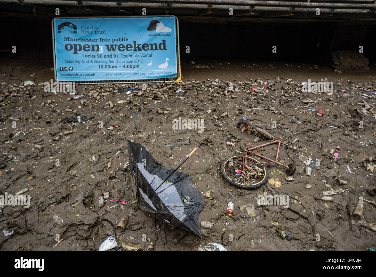 Rochdale Canal at Deansgate Locks Being Drained Of Rubbish And Litter ...