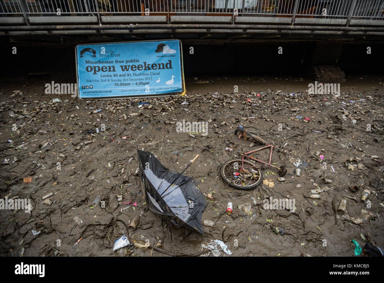 Rochdale Canal at Deansgate Locks Being Drained Of Rubbish And Litter ...
