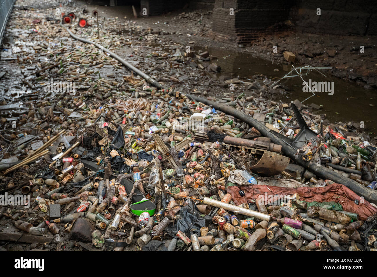Rochdale Canal at Deansgate Locks Being Drained Of Rubbish And Litter ...